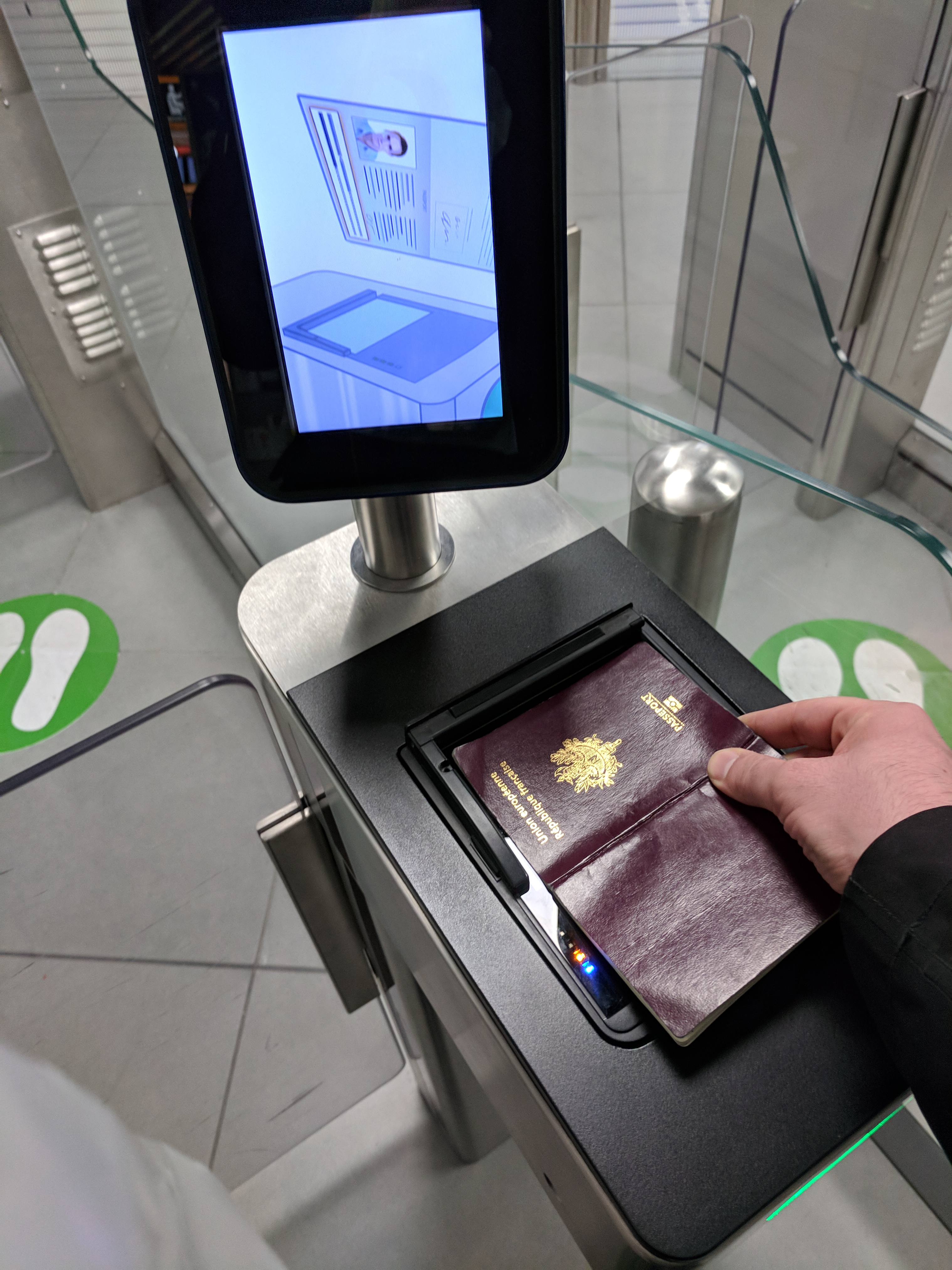 Výpadek systému eGate způsobil přijíždejícím do Británie velké problémy ...