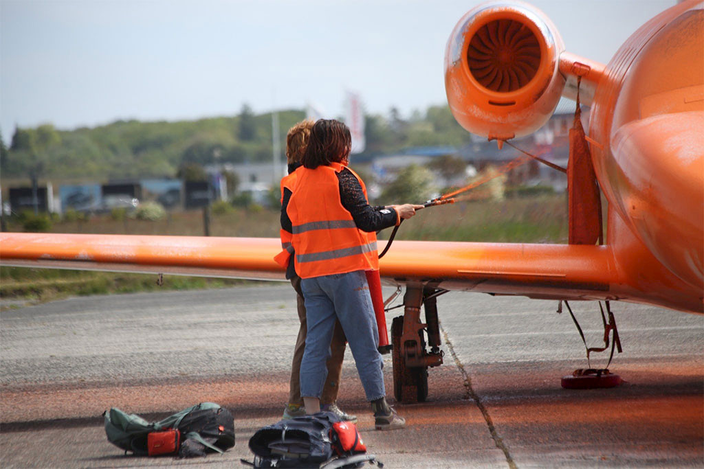 Aktivisté z Letzte Generation na německém letišti postříkali barvou ...