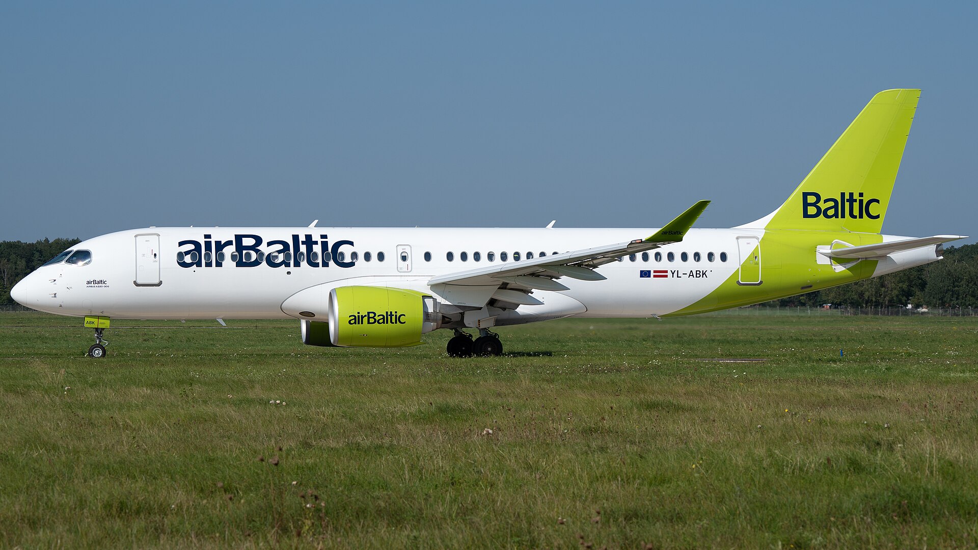 Do Vídně přiletělo první pronajaté letadlo A220-300 airBaltic | Airways.cz
